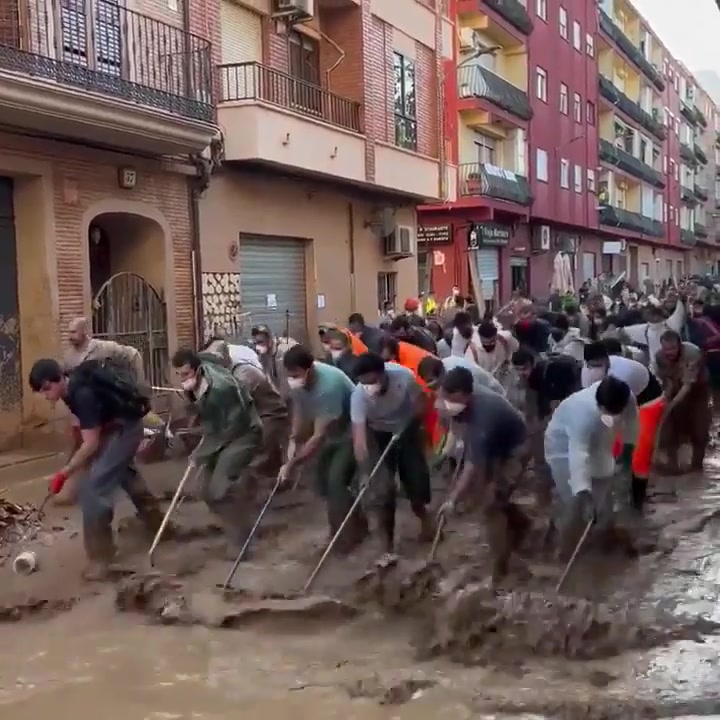 The Vibrant People of Valencia | [meme.am]