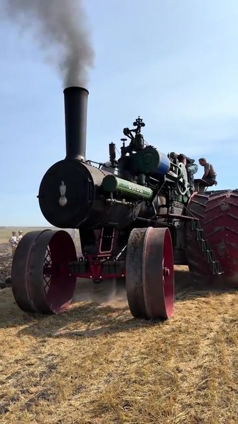 A Steam Traction Engine in Action, Pulling a 44 Bottom Plow | [meme.am]
