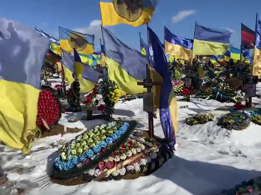 A glimpse into Ukraine's solemn cemeteries | [meme.am]