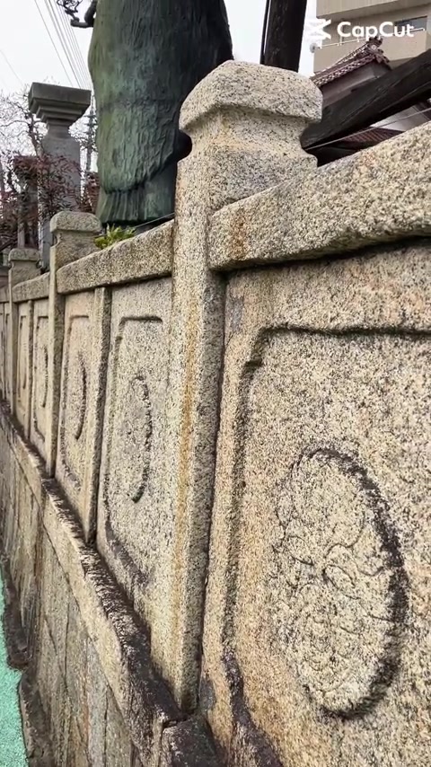 Exploring the Serenity of an Urban Japanese Temple | [meme.am]